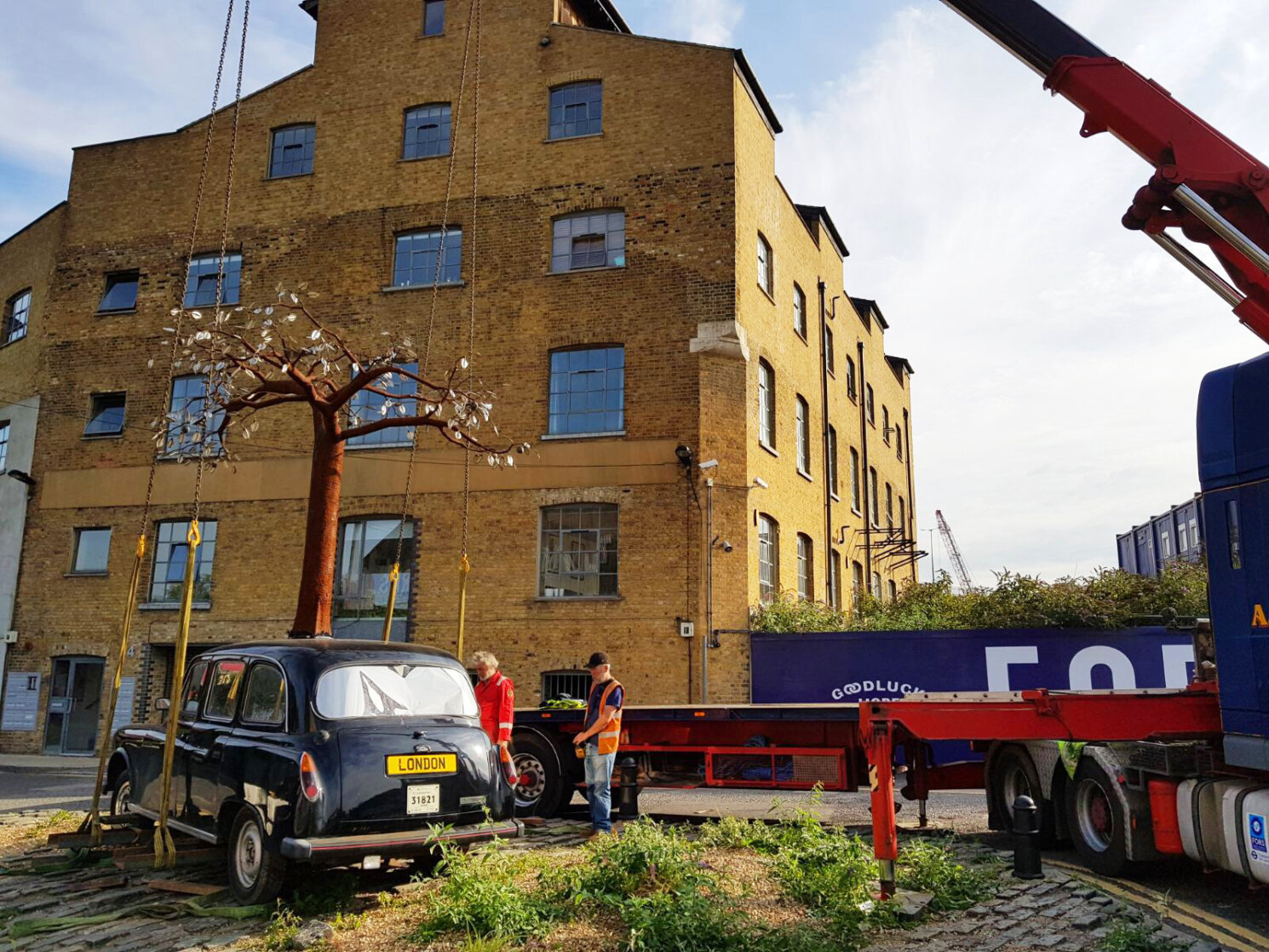 In pictures: Cab Tree sculpture move - News - Trinity Buoy Wharf
